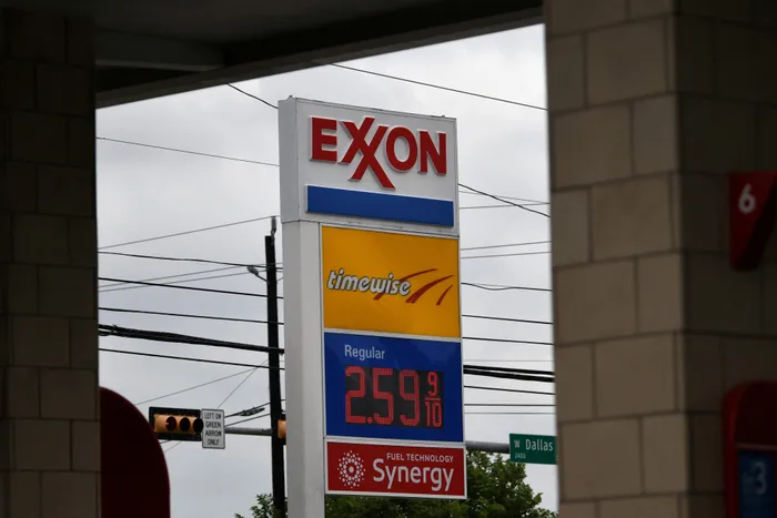 Mozambique says US gas giant Exxon to finalise LNG investment next week