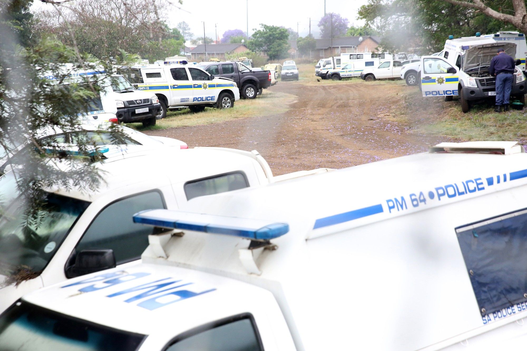 Ligaxele iphoyisa elilayishe umgqakazo emotweni yomsebenzi