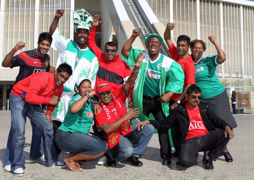 Fans brave cold for Red Devils