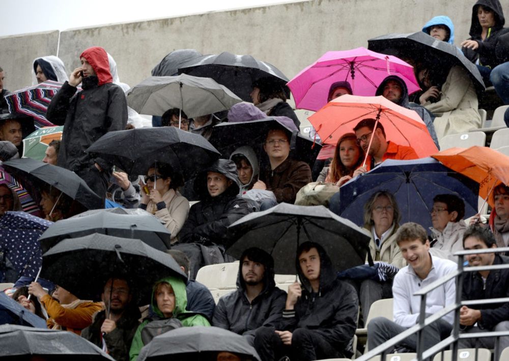 Rain stops play at Garros
