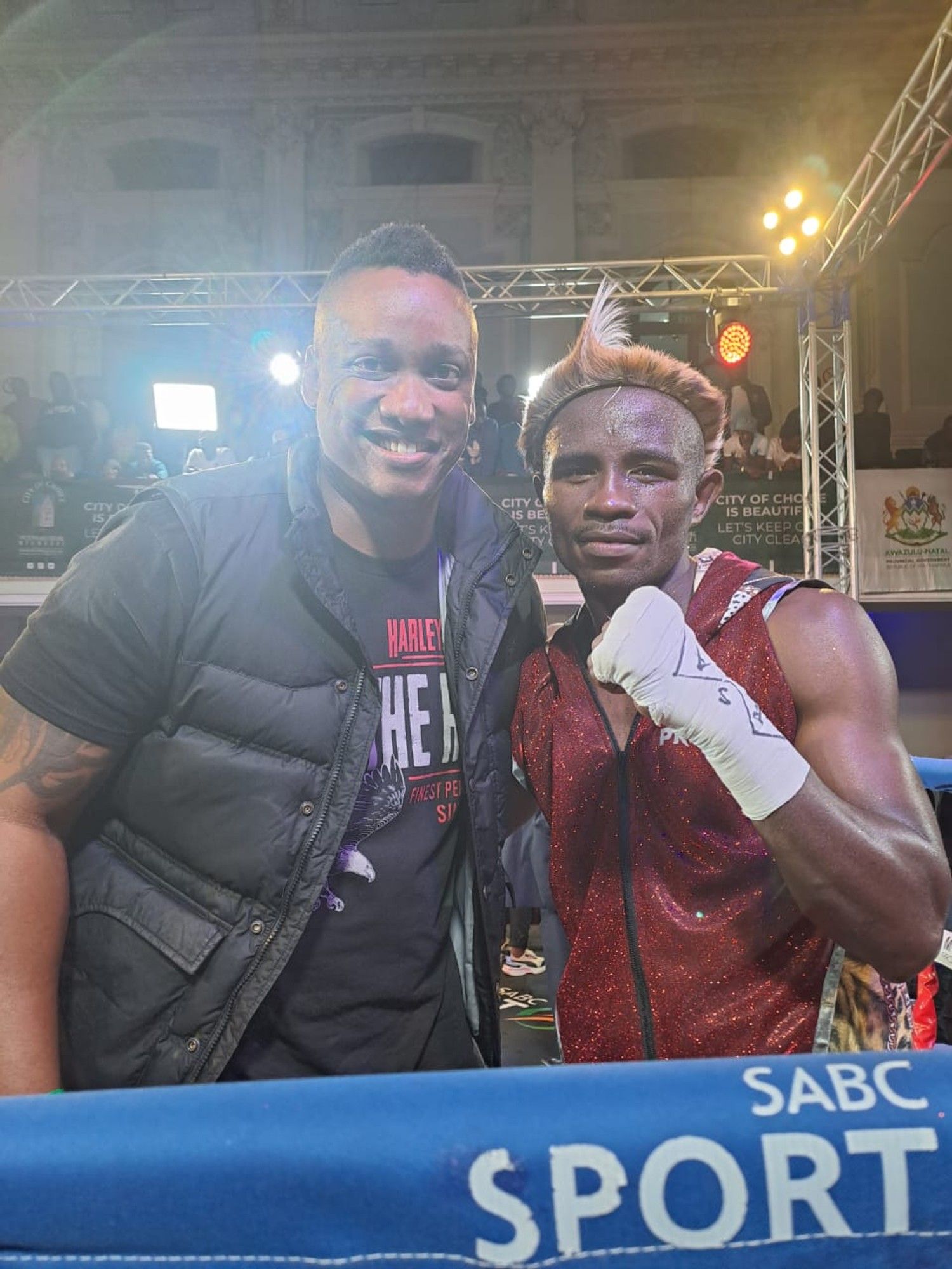 UDlomo uhlela ukulaxaza ibhande uma enqoba