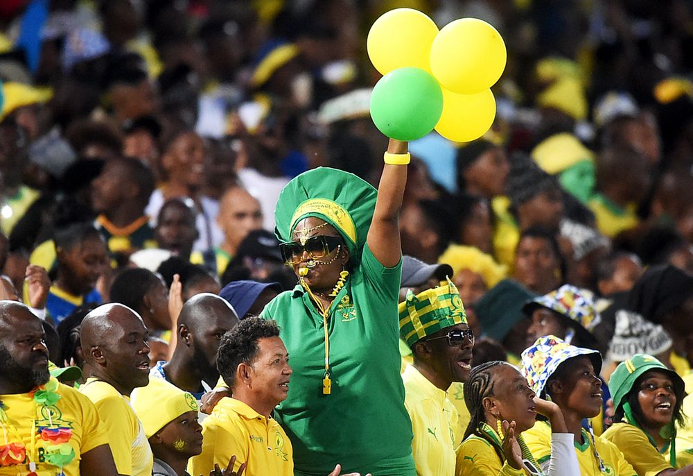 PHOTO GALLERY: A sea of yellow erupts as Sundowns edge AS FAR at Loftus ...