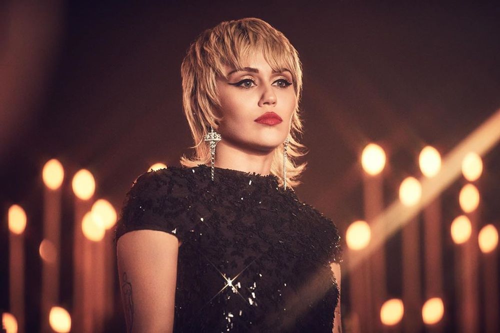 Miley Cyrus sets the record straight on family feud rumours, declaring ...