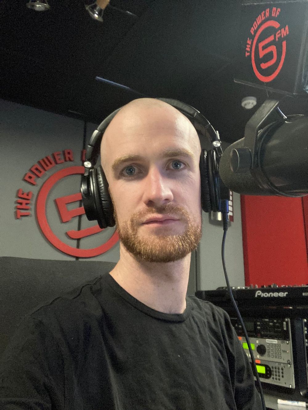 Mzansi reacts to 5FM presenter Dan Corder taking a ‘bald’ stand against load shedding