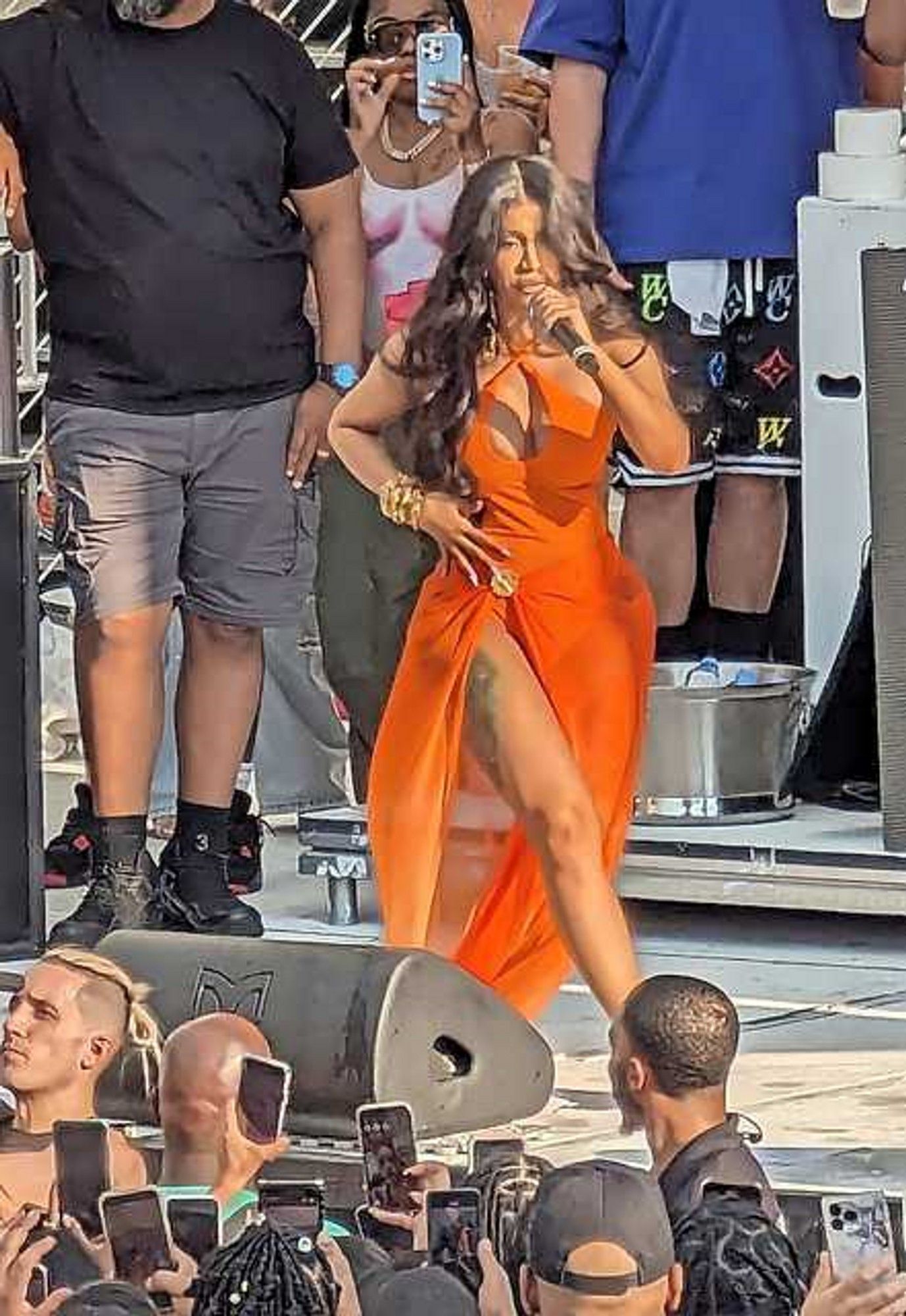 [WATCH] Cardi B throws fit at rude fans: Rapper goois mic at unruly crowd