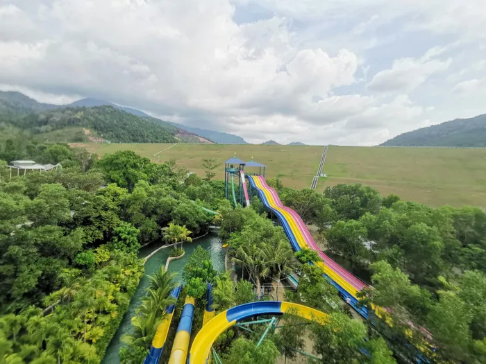 WATCH: Woman's water slide ride turns into an unexpected snake chase