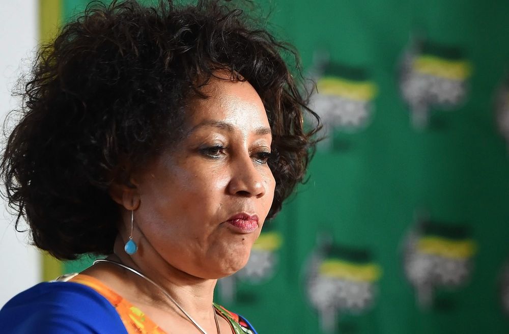 Minister hands over houses to military vets