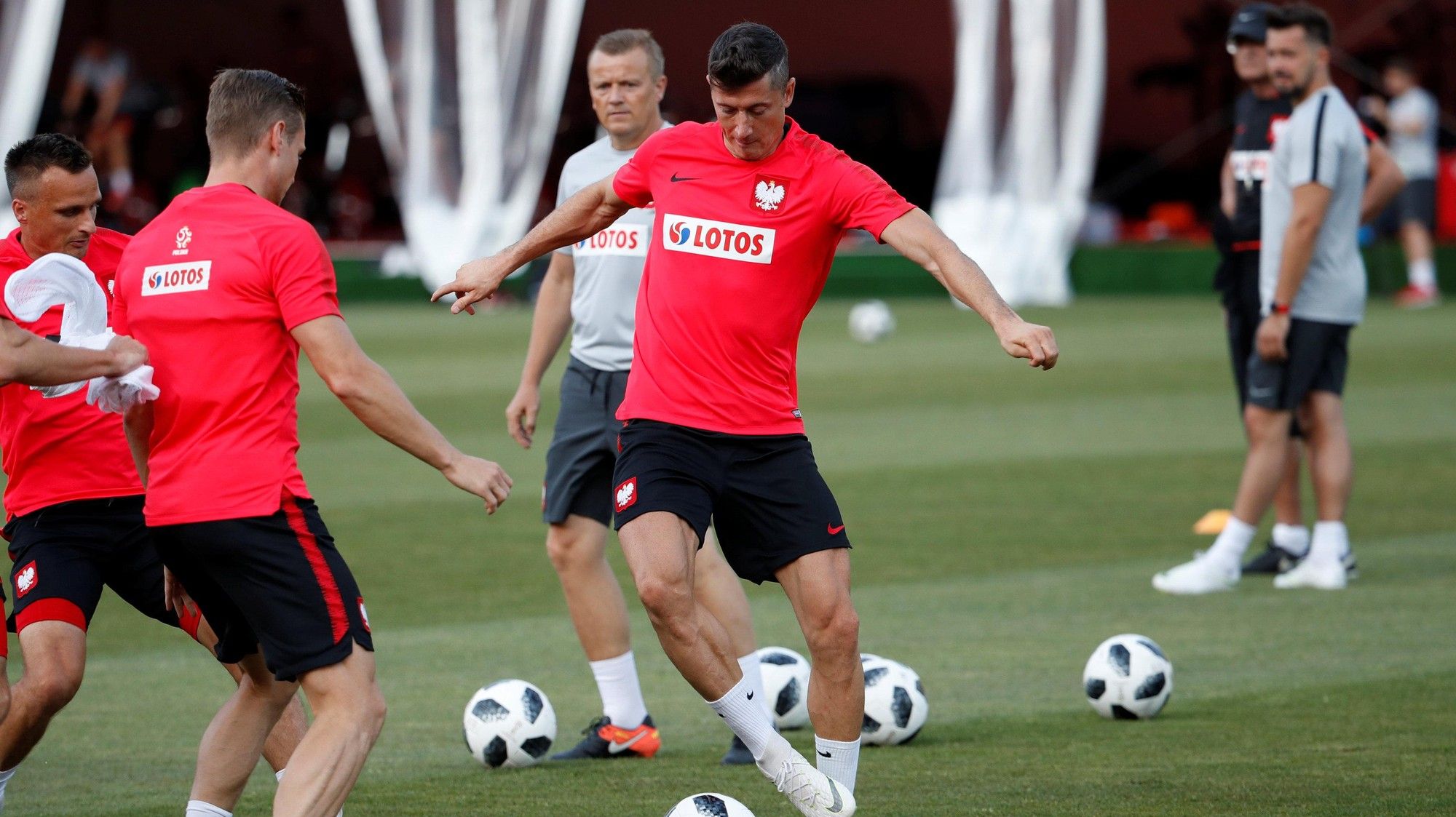 Bayern duo James, Lewandowski face off when Colombia meet Poland