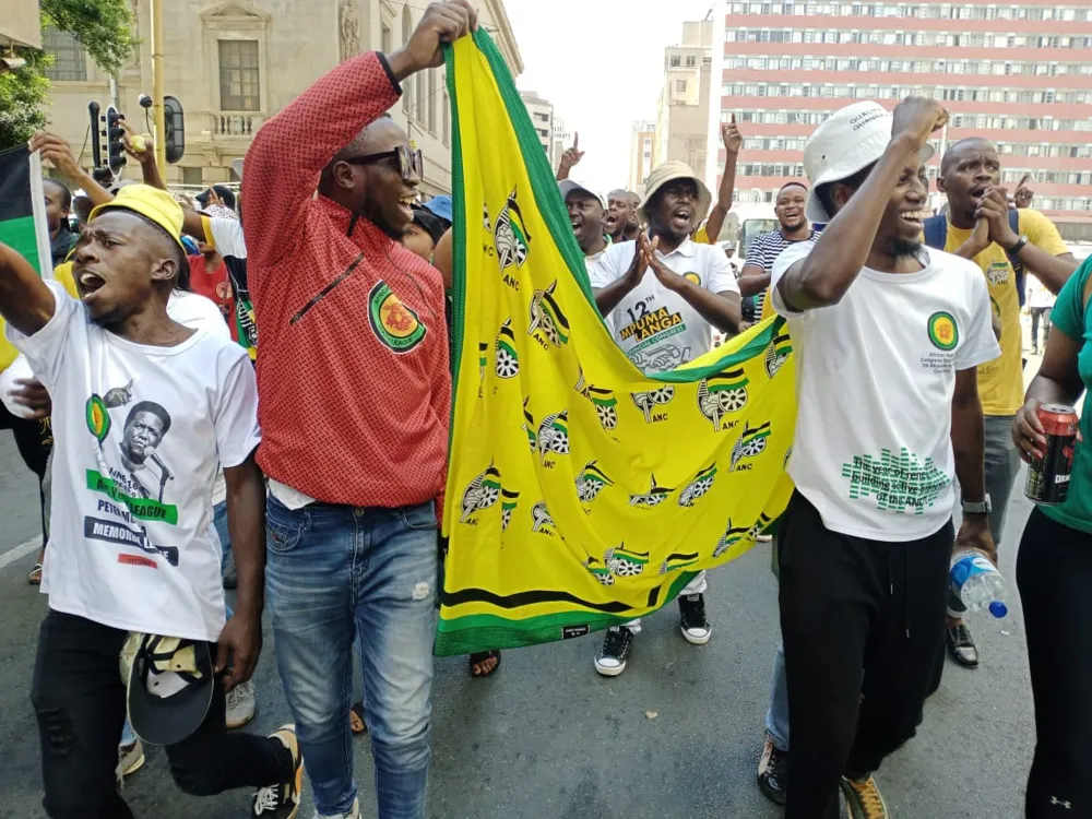ANC supporters start gathering outside Luthuli House ahead of DA march ...
