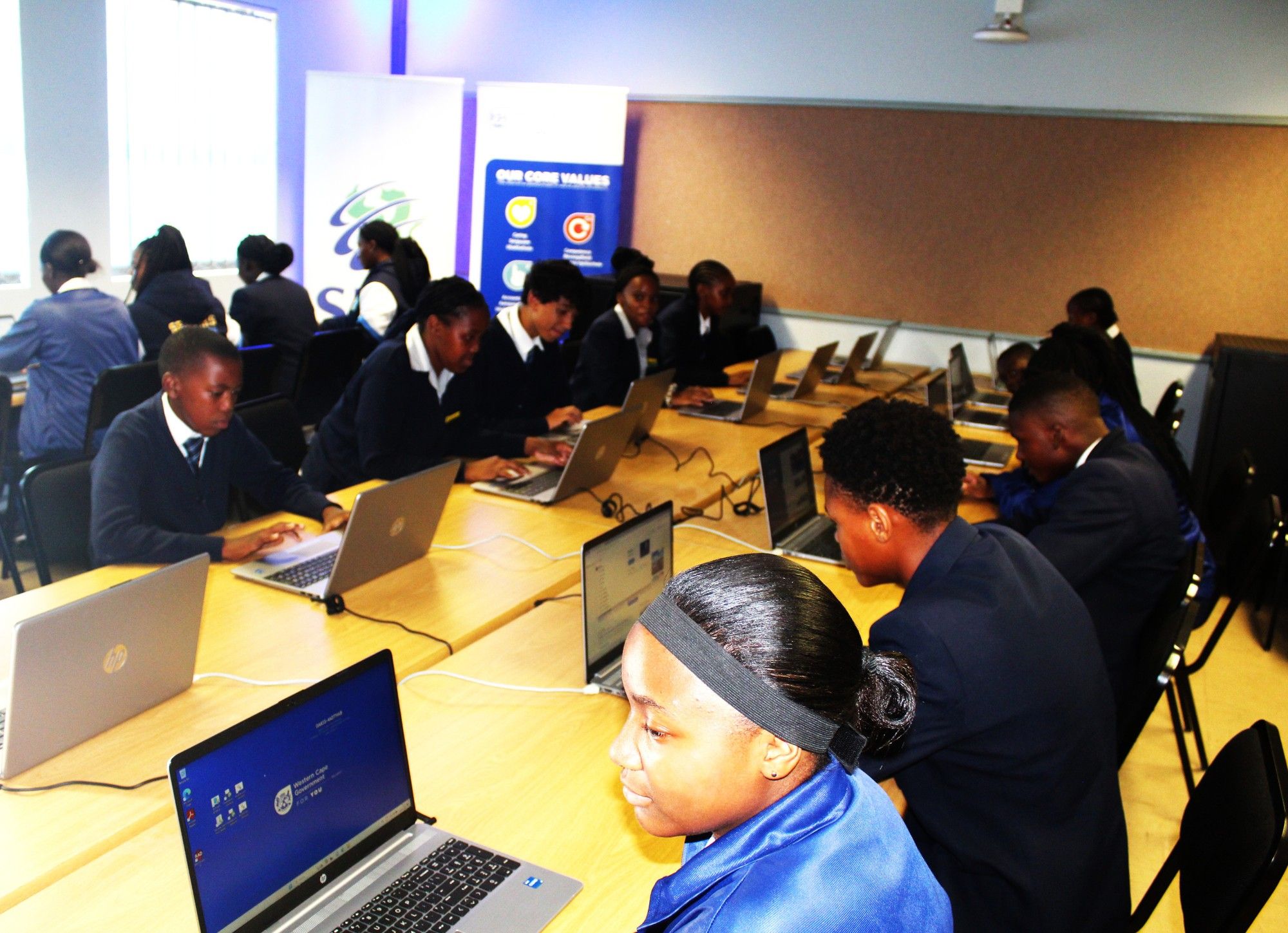 Oaklands High unveils new computer lab