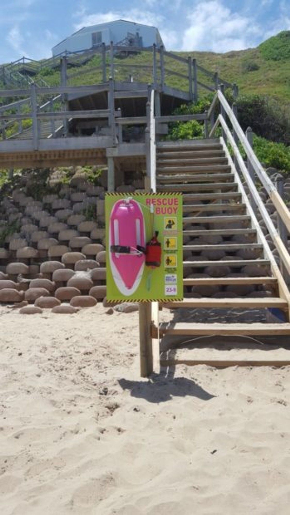 Former lifeguard’s instincts kick in when man is caught in rip current