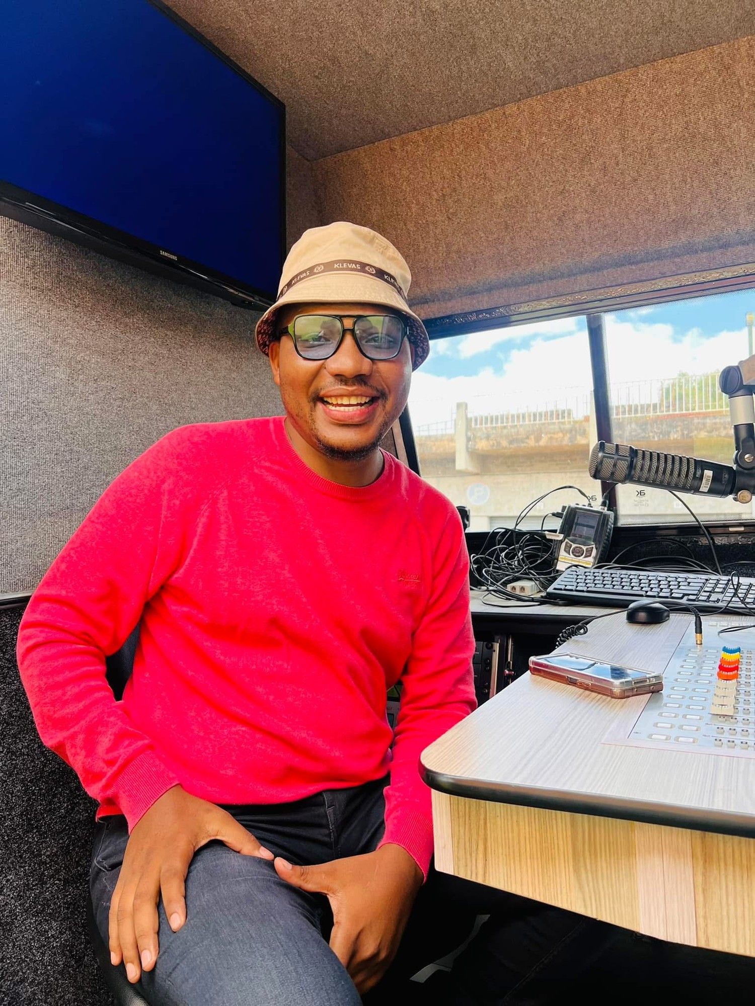 UNjinji uphefumula ngokushiya kuKhozi FM