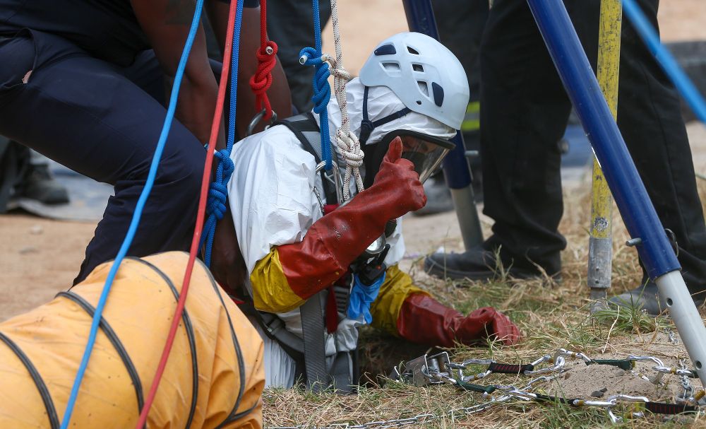 Watch: Worker dies in sewage manhole after dramatic rescue mission in ...
