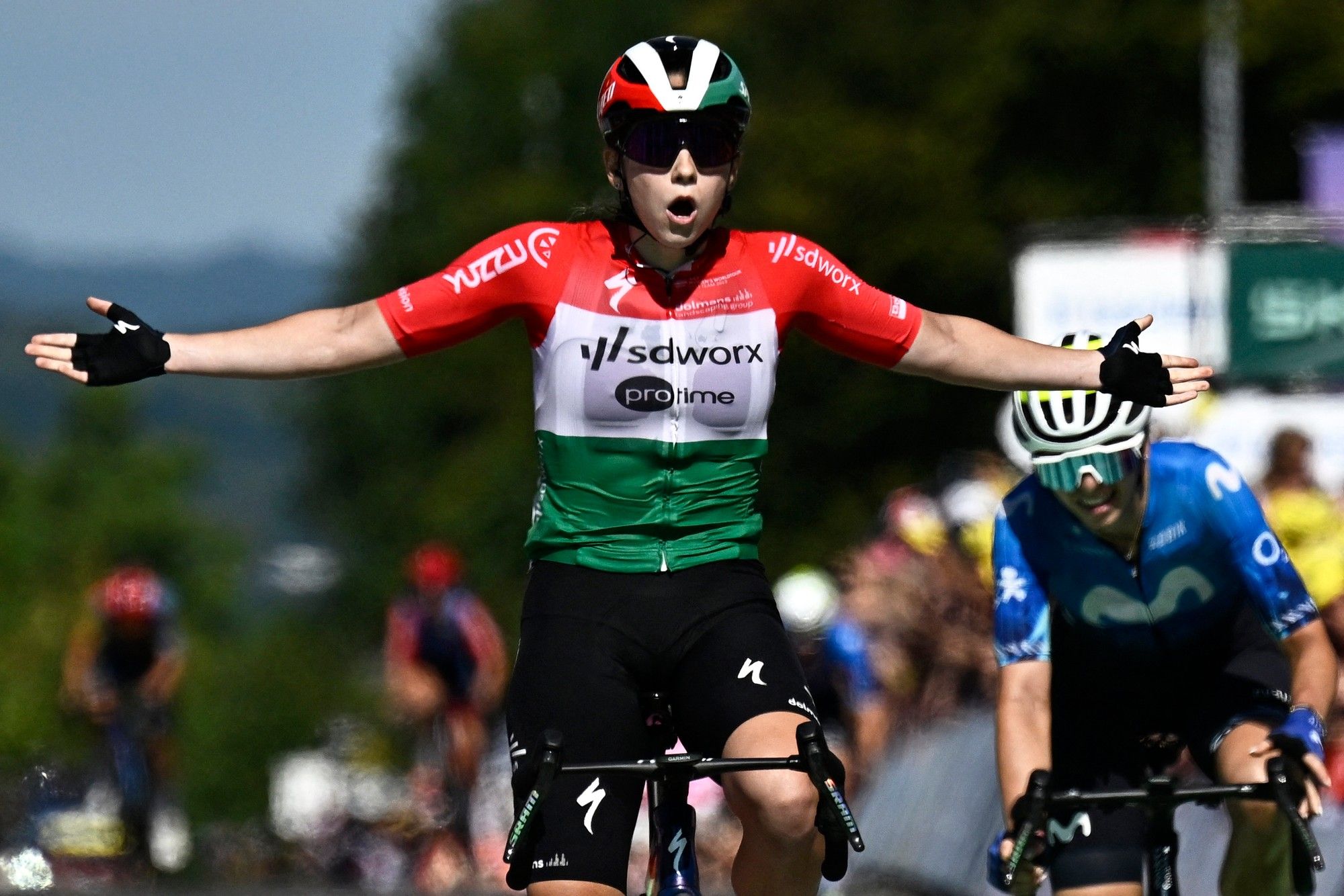 Blanka Vas wins ‘chaotic’ stage as Demi Vollering crashes in women's ...