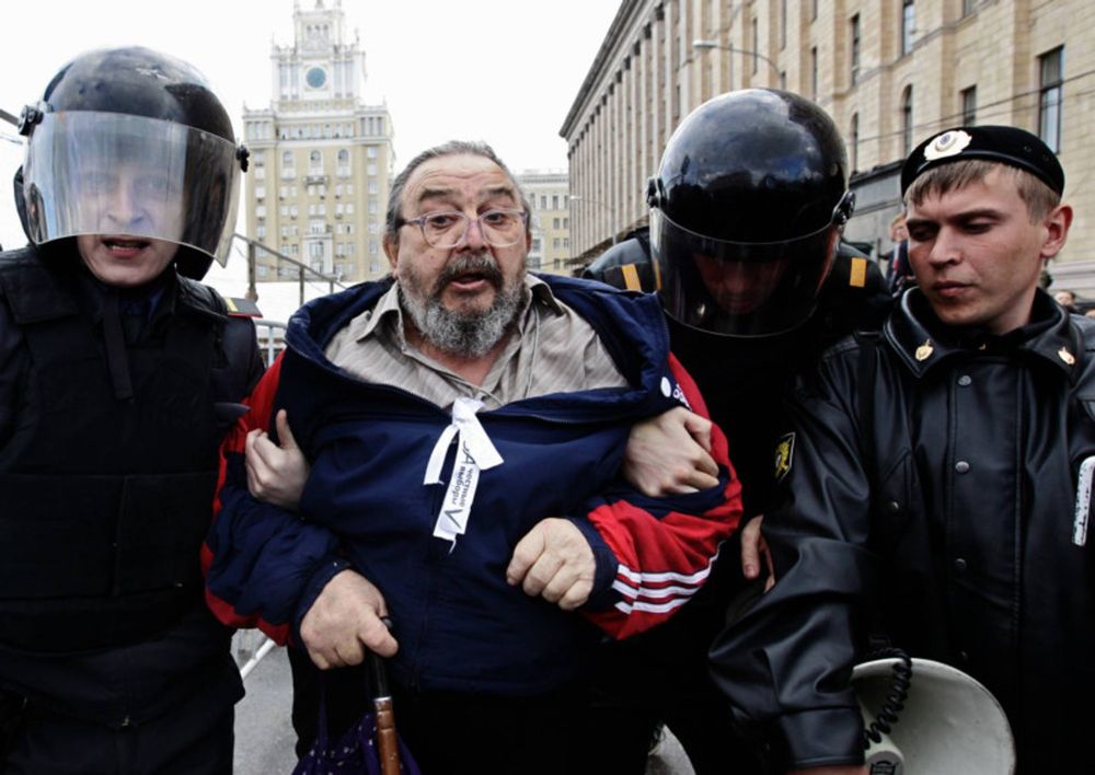 Russian police detain protesters