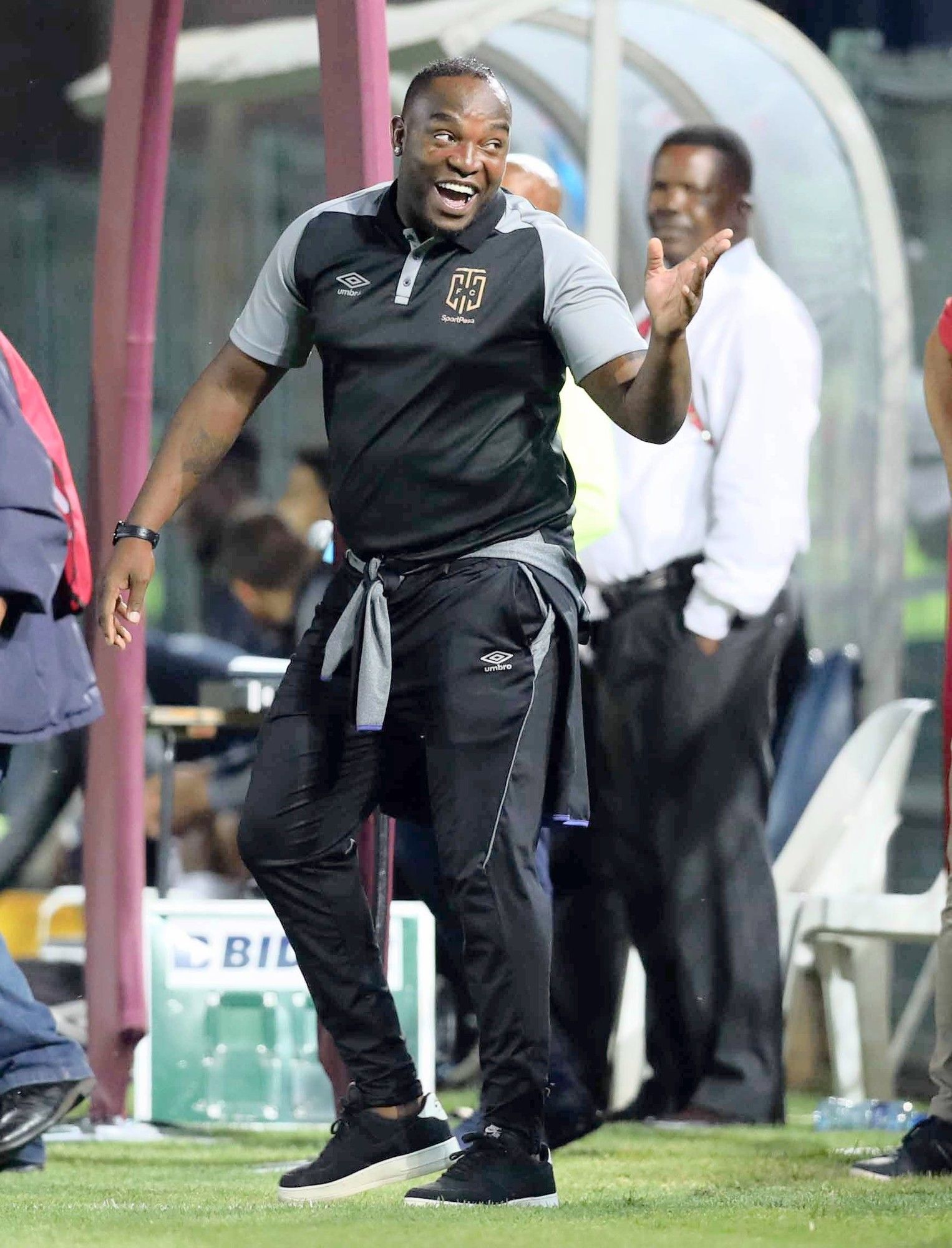 UBenni usongela iPirates ngesicoco seligi