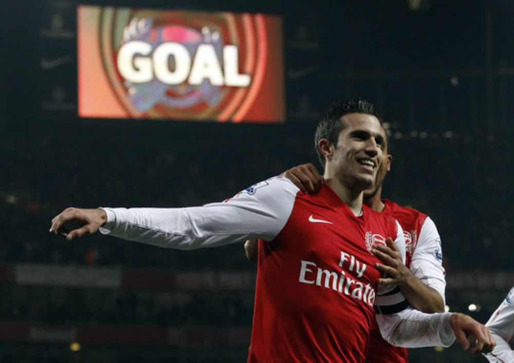 Van Persie puts contract talks on hold