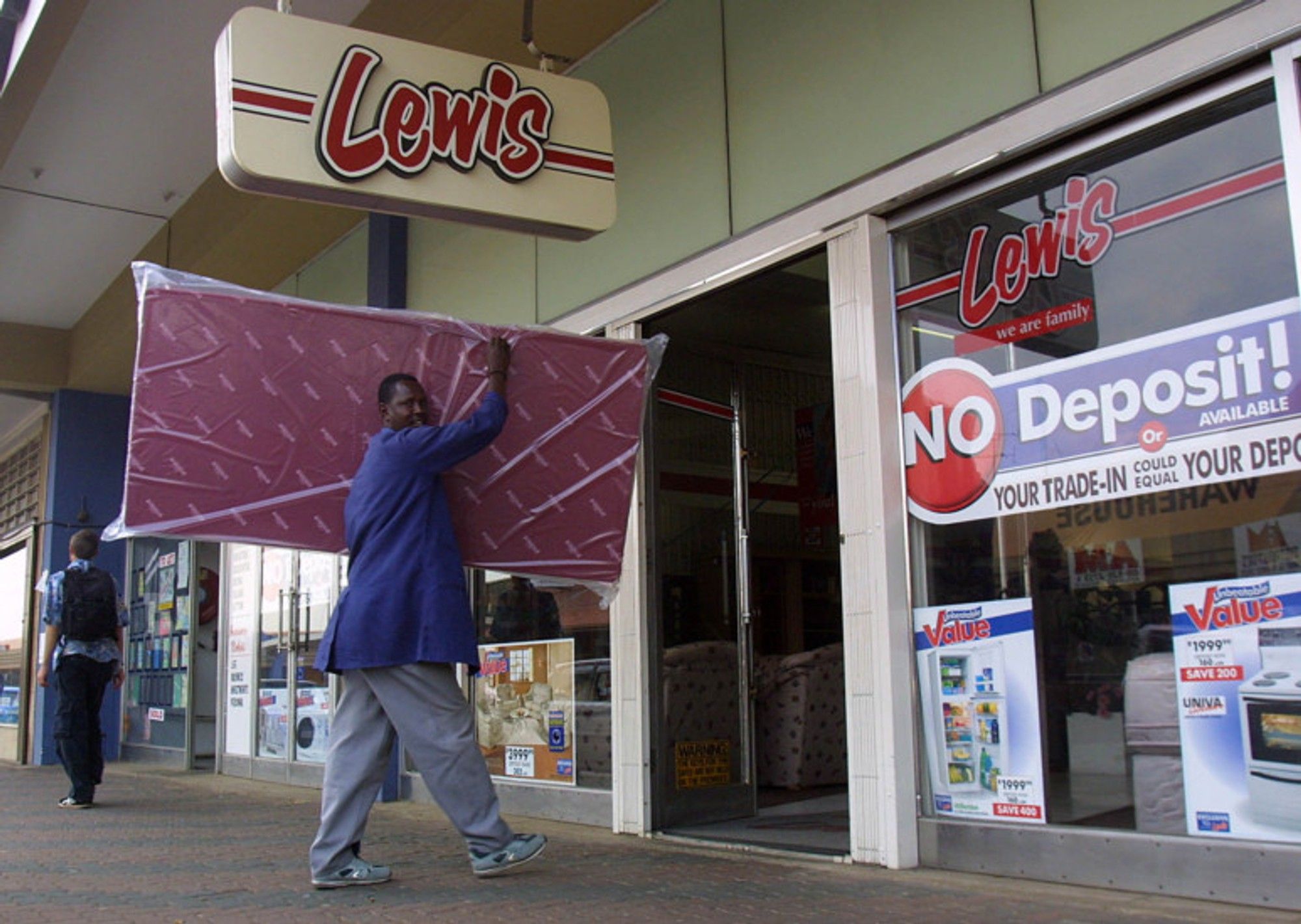 Lewis will open more Beares stores