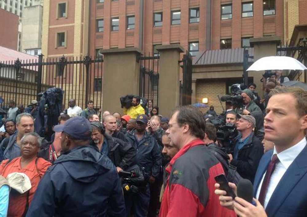 Public waits to catch sight of Oscar